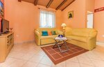 Beautiful Home in Porec With Wifi and 2 Bedrooms (Zadar, Ist), kısa süreli konaklama  Poreč'ten