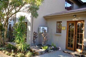 Two Bells Guest House (Free State Province, Bloemfontein), otel  Bloemfontein'den