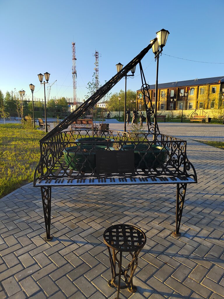 Park, sokak heykeli Рояль, Gubkinski, foto