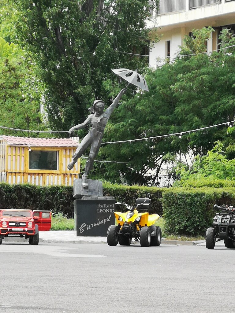 Anıt, heykel Leonid Yengibarov, Tsahkadzor, foto