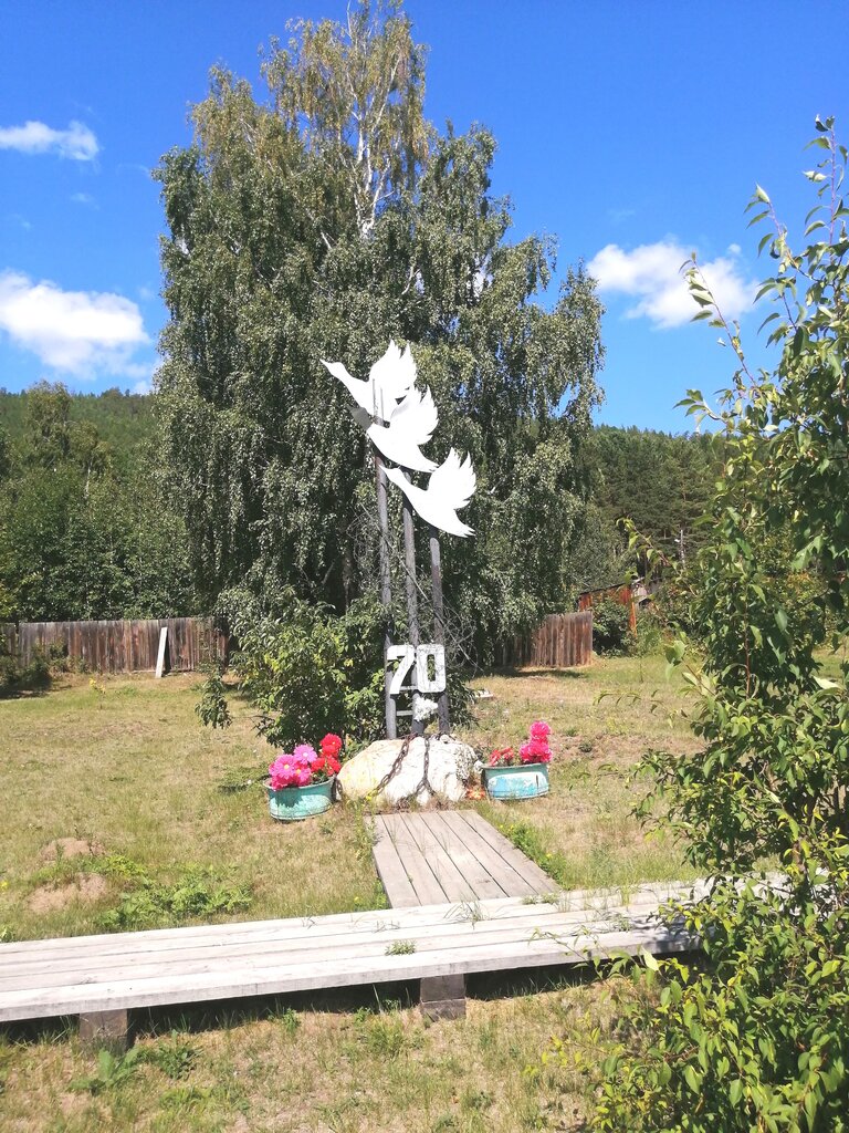 Anıt, heykel Стела Журавли к 70-летию Победы, участникам Великой Отечественной войны, Krasnoyarski krayı, foto