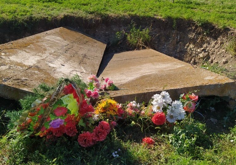 Anıt, heykel Братская могила мирных жителей, Kırım Cumhuriyeti, foto