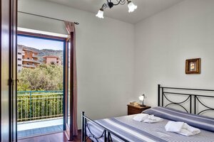 Caruso 4 (Campania, Province of Naples, Sorrento, Via Atigliana, 11), otel  Sorrento'dan