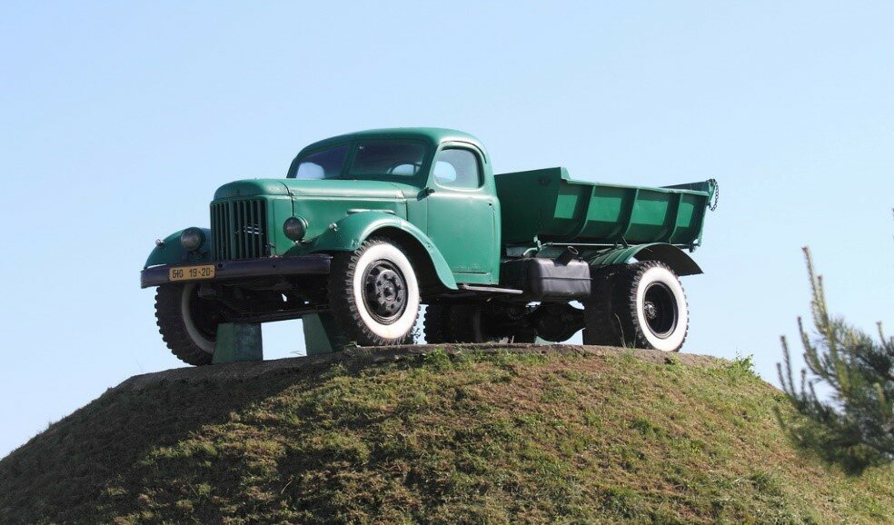 Anıt, heykel Первый автомобиль, Navapolatsk, foto