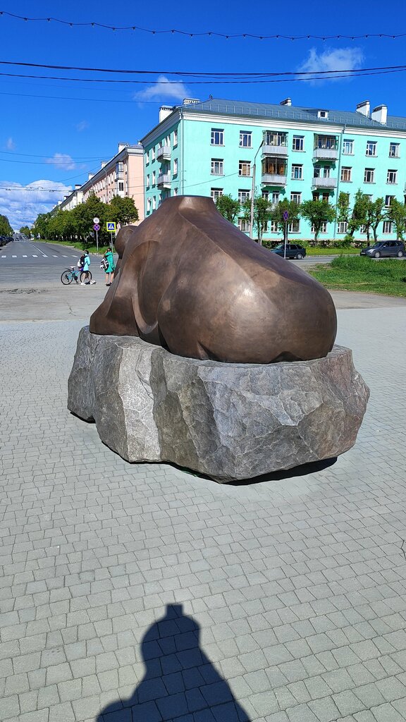 Park, sokak heykeli Спящий Медведь, Snejinsk, foto