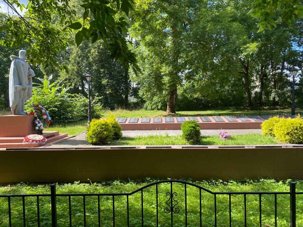 Anıt, heykel Братская могила советских воинов, погибших в ноябре 1944 г., Kaliningradskaya oblastı, foto