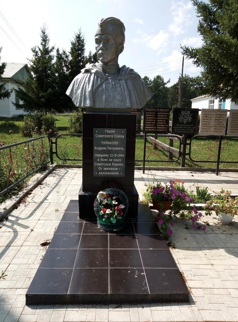 Anıt, heykel Герой Советского Союза А.П. Чумаков, İrkutskaya oblastı, foto