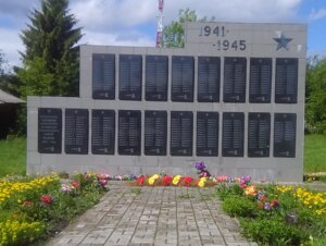 Мемориал Вечная память землякам, павшим в боях за свободу и независимость нашей Родины 1941-1945 гг. (Vologda Region, Vozhegodskiy munitsipalny okrug, derevnya Chernovskaya, Severnaya ulitsa), anıt, heykel  Vologodskaya oblastından