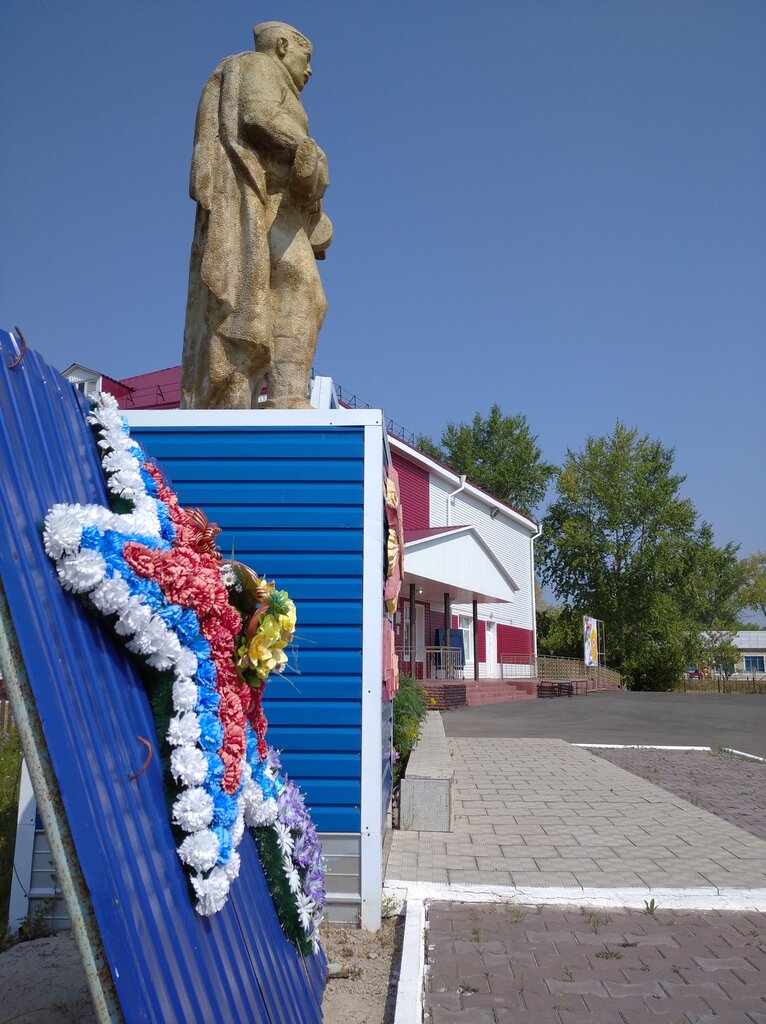 Anıt, heykel Воину-освободителю, Tümen (Tiumenskaya) oblastı, foto