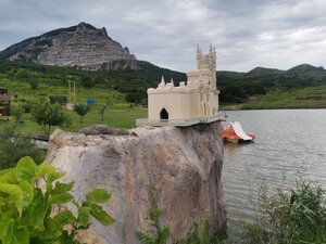 Инсталляция Ласточкино гнездо (Stavropol Territory, Mineralnye Vody), anıt, heykel  Mineralniye Vodi'den