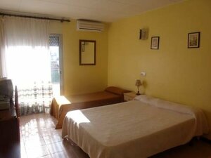 Can Gil Hostal (Calle Puntaires No:7, Pineda de Mar), otel  Pineda de Mar'dan