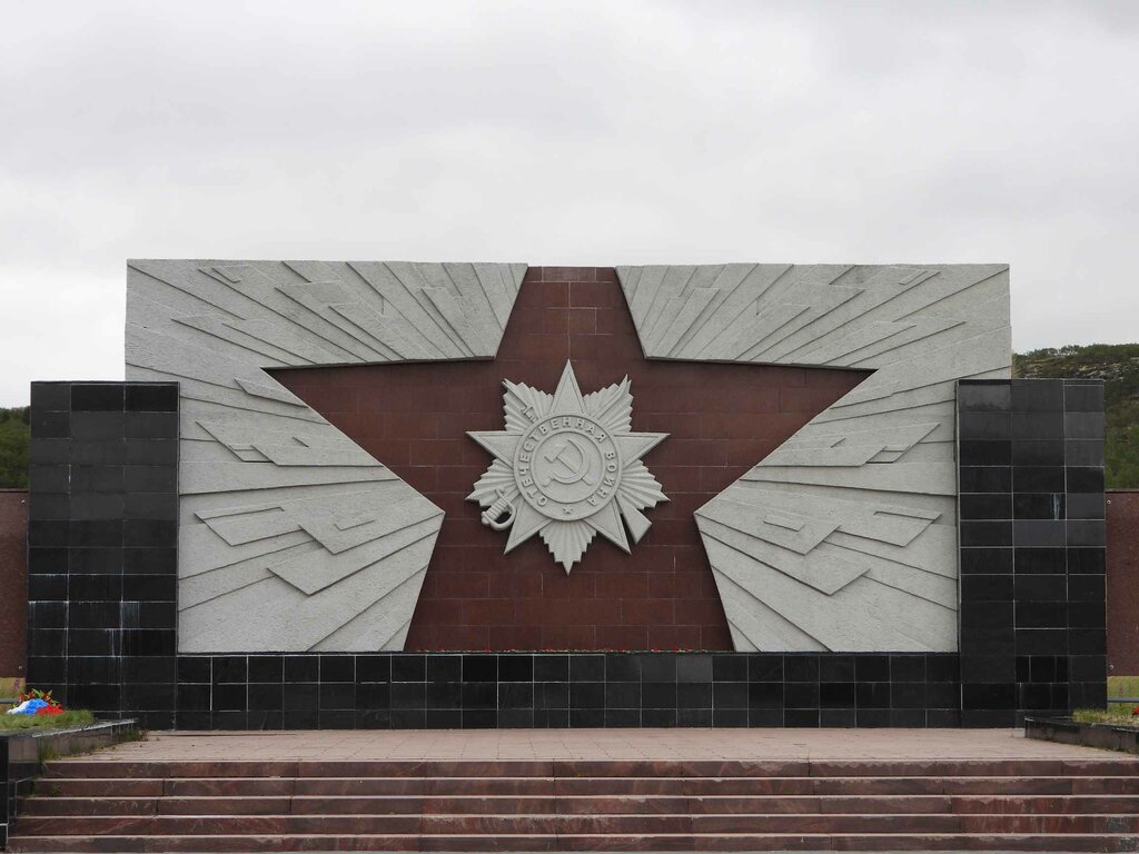 Anıt, heykel Список воинских частей, участвовавших в боях в Долине Славы, Murmanskaya oblastı, foto