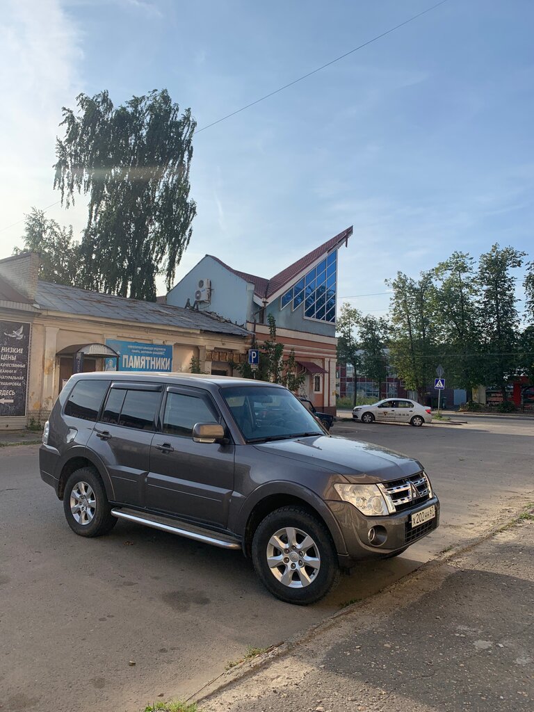 Heykel ve mezarlık taşı üreticileri Pamyatniki, Dzerjinsk, foto