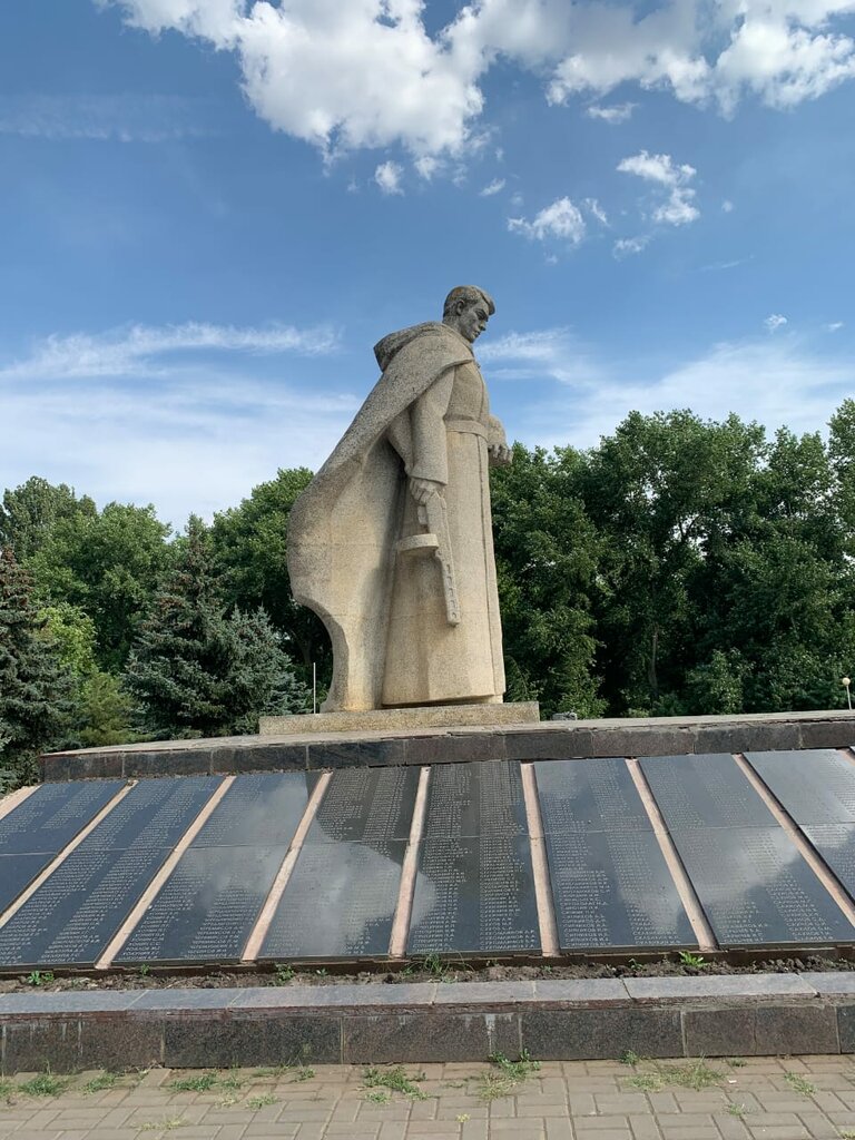 Anıt, heykel Скорбящий воин, Kotovo, foto
