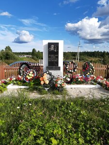 Воинам-землякам (Archangel Region, Ustyanskiy munitsipalny okrug, posyolok Glubokiy, Shkolnaya ulitsa), anıt, heykel  Arhangelskaya oblastından