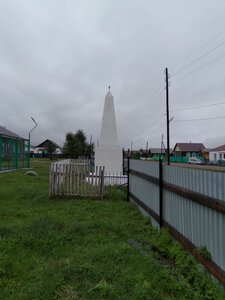 Воинам-землякам, погибшим на фронтах Великой Отечественной войны (Trans-Baikal Territory, Petrovsk-Zabaykalskiy munitsipalny okrug, selo Ust-Obor, Tsentralnaya ulitsa), anıt, heykel  Zabaykalski krayından