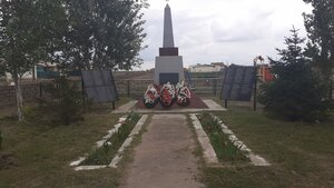 Вечная память павшим воинам землякам (Astrakhan Region, Volodarskiy District, selo Kalinino), anıt, heykel  Astrahanskaya oblastından