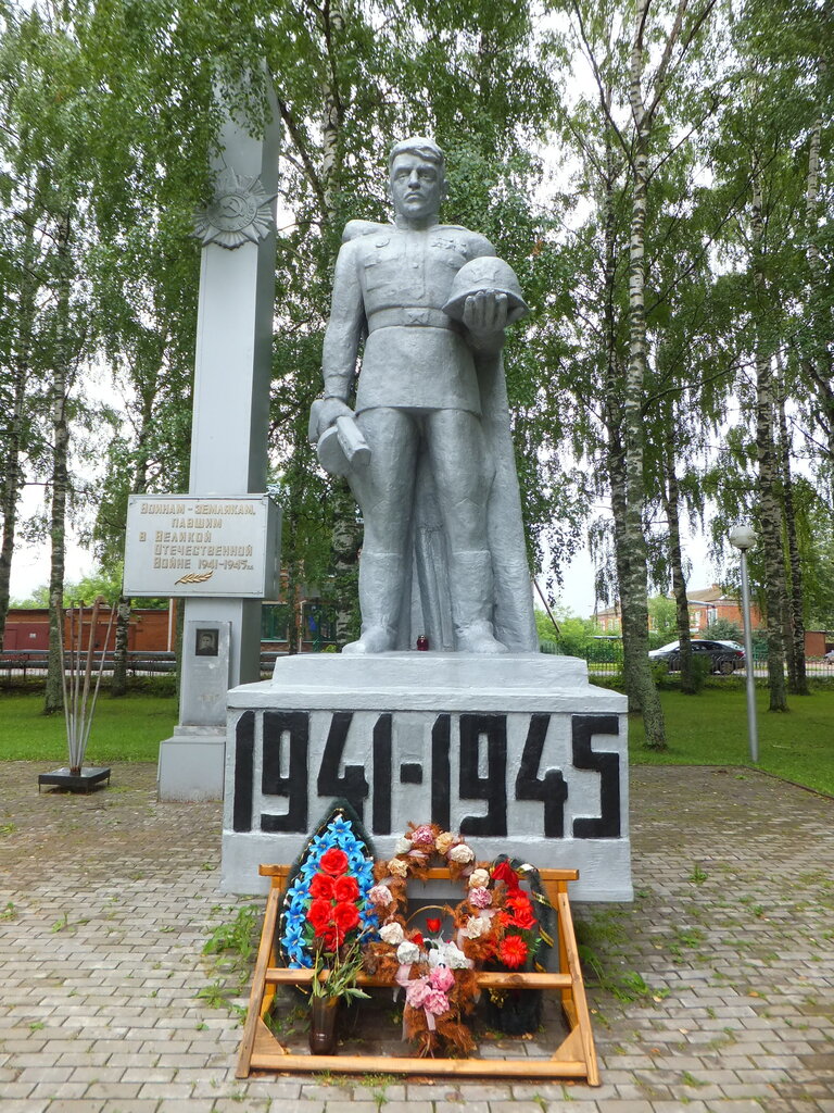 Anıt, heykel Землякам, павшим в годы Великой Отечественной войны, Udmurtiya, foto