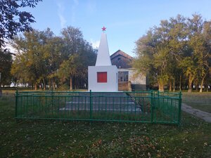 Воинам-землякам, погибшим на фронтах Великой Отечественной войны (Stavropol Territory, Petrovskiy munitsipalny okrug, khutor Nosachyov), anıt, heykel  Stavropolski krayından