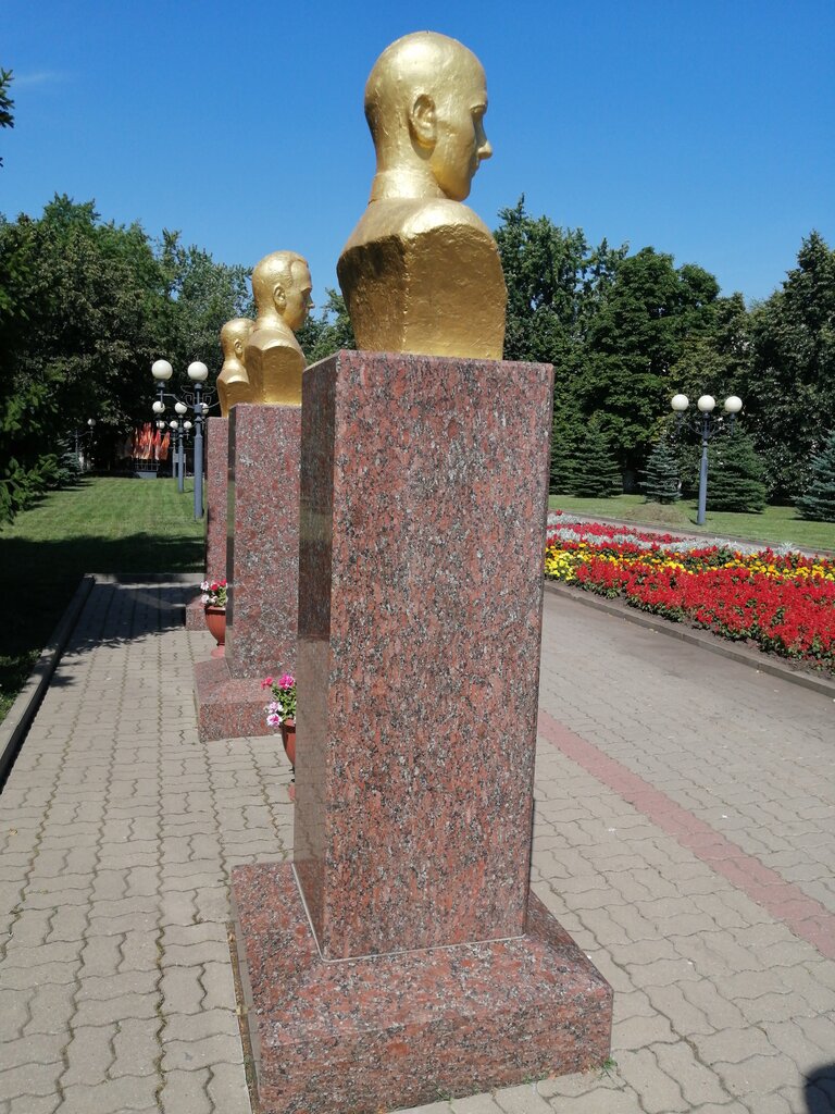 Anıt, heykel Бюст Героя Советского Союза Дмитрия Борисовиа Алфимова, Stroitel, foto