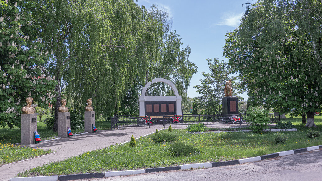 Anıt, heykel Братская могила советских воинов, погибших в боях с фашистскими захватчиками, Belgorodskaya oblastı, foto