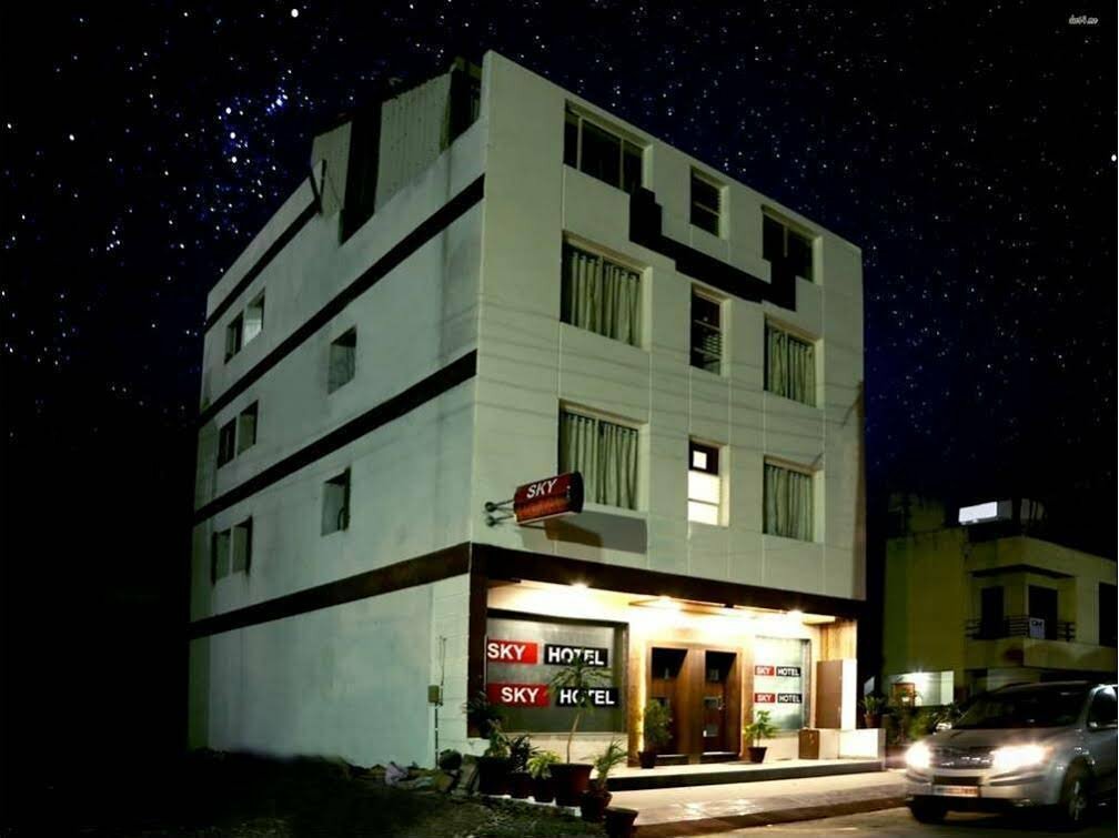 Otel Sky Hotel by Oyo, Indaur, foto