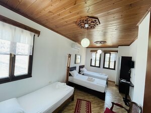 Denis Guest House (Gjirokastër County, Gjirokastër), otel  Ergiri'den