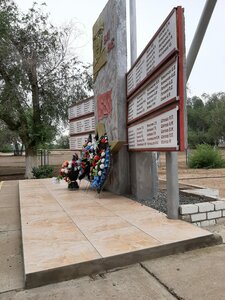 в память о погибших в годы ВОВ (Astrakhan Region, Kharabalinskiy Municipal District, selo Zavolzhskoye, ulitsa Lenina), anıt, heykel  Astrahanskaya oblastından