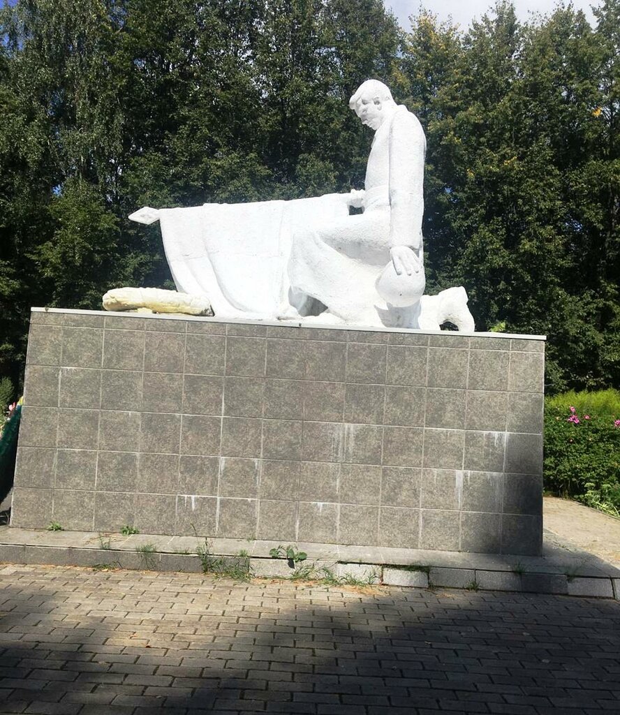 Anıt, heykel Братская могила советских воинов и партизан, Brianskaya oblastı, foto