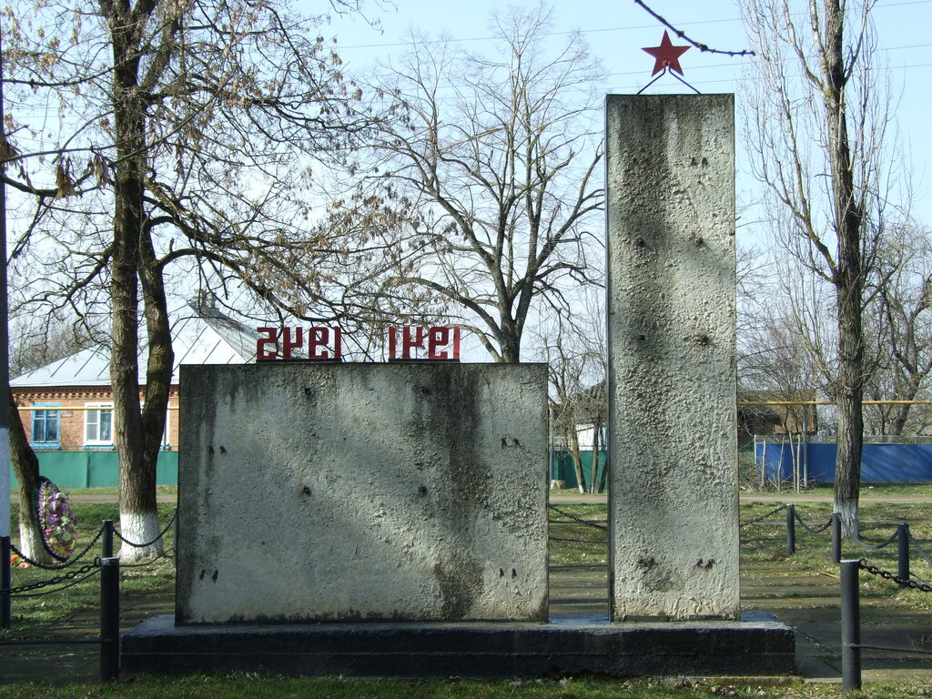 Anıt, heykel Памяник воинам-землякам, погибшим в годы ВОВ, Adıge Cumhuriyeti, foto