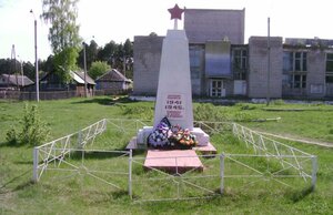Воинам-землякам, погибшим в годы Великой Отечественной войны (Kirov Region, Vyatskopolyanskiy rayon, posyolok Ust-Lyuga), anıt, heykel  Kirovskaya oblastından
