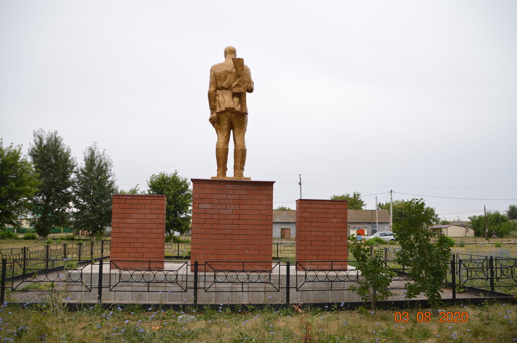 Anıt, heykel Погибшим воинам-землякам, Orenburgskaya oblastı, foto