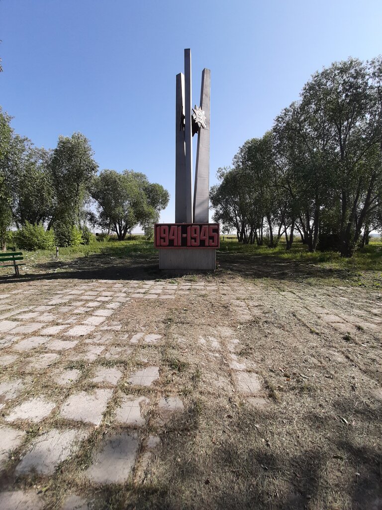 Anıt, heykel Мемориал односельчанам, погибшим в годы Великой Отечественной войны, Kurganskaya oblastı, foto
