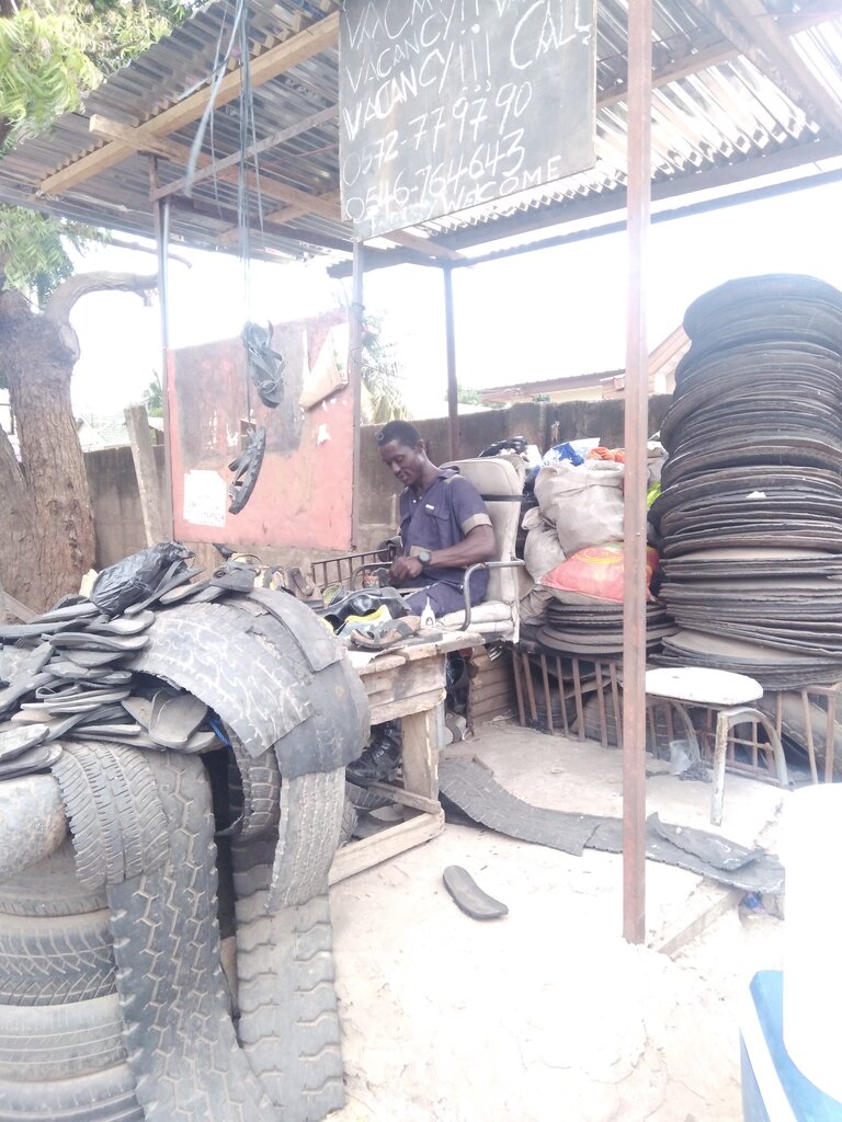Ayakkabı tamiri Okyemam recycling of old tyre & Cobblers shop, Dünya, foto
