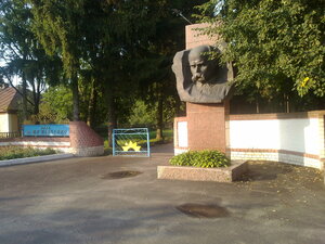 парк имени Т.Г. Шевченко (Chernihivska Region, Koryukovskiy District, Mena, park im. T.H. Shevchenka), kültür ve eğlence parkları  Mena'dan