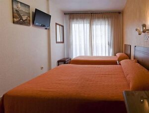Hotel Marina (Comunidad Autónoma de Valenciana, Castellón, Avenida de España, 42), otel  Peñíscola'dan