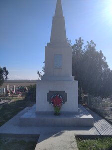Братское захоронение советских воинов (Autonomous Republic of Crimea, Leninskiy rayon, selo Ilyichyovo, Sadovaya ulitsa), anıt, heykel  Kırım Cumhuriyeti'nden