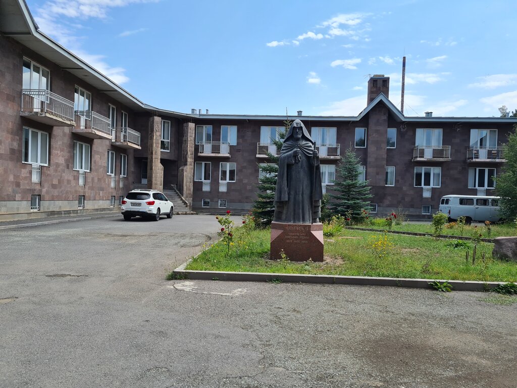 Anıt, heykel Anania Shirakatsi, Sevan, foto