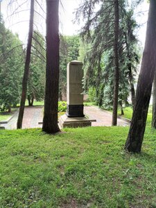 Братская могила (Rivne, park-pamiatka sadovo-parkovoho mystetstva zahalnoderzhavnoho znachennia Rivnenskyi park kultury ta vidpochynku imeni Tarasa Hryhorovycha Shevchenka), anıt, heykel  Rovno'dan