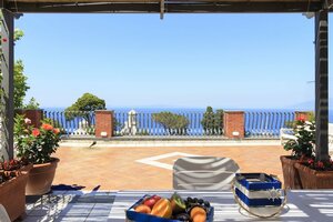 Aquamarine Relaxing Capri Suites (Campania, Province of Naples, Capri, Via Marina Grande), otel  Capri'den