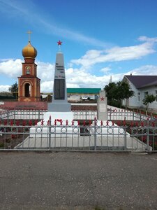 Обелиск-памятник жителям села погибшим в Великой Отечественной войне (Tsentralnaya ulitsa No:9, selo Malaya Kamenka), anıt, heykel  Samarskaya oblastından