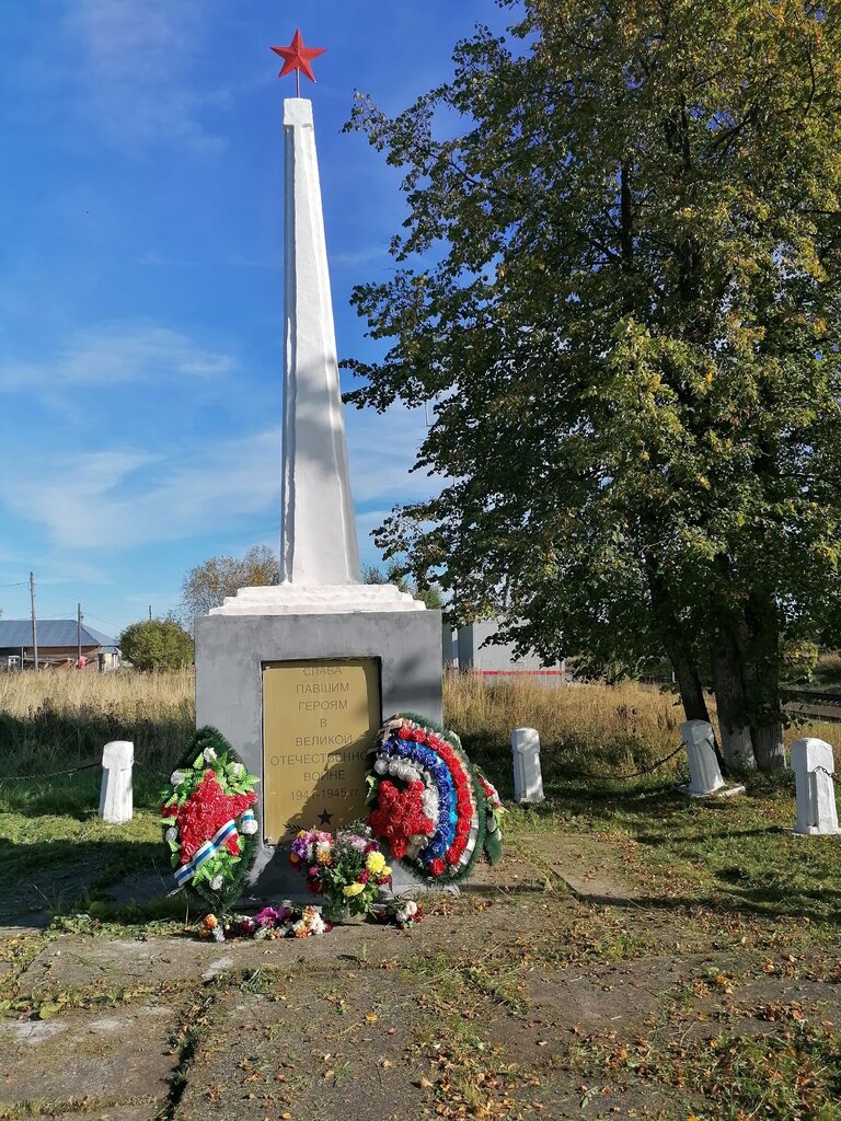 Anıt, heykel Стела воинам, павшим в Великой Отечественной войне, Kirovskaya oblastı, foto