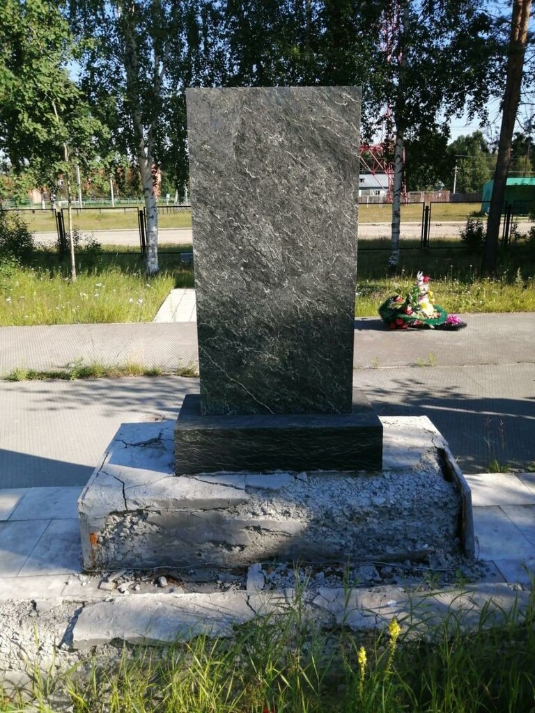 Anıt, heykel Обелиск воинам, павшим в Великой Отечественной войне, Hantı‑Mansi Özerk Okrugu, foto