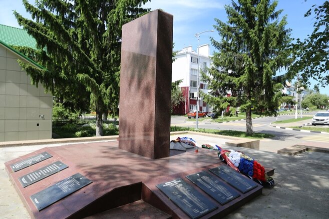 Anıt, heykel Братская могила советских воинов, погибших в боях с фашистскими захватчиками, Belgorodskaya oblastı, foto