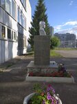 Бюст А.И. Родимцева (ulitsa Chernyakhovskogo No:32), anıt, heykel  Kursk'tan