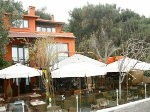 Perili Köşk Concept Hotel (Heybeliada Mah., Yalı Rıhtım Cad., No:3, Adalar, İstanbul), otel  Adalar'dan