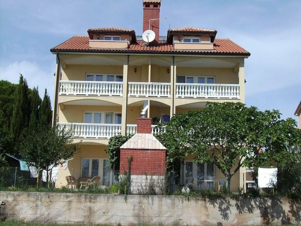 Otel Karpinjan, Dünya, foto