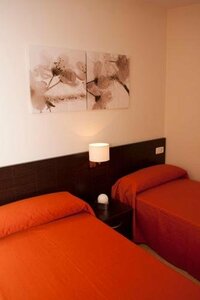 Hostal Granado (Calle Espinar No:4, Municipios Madrid, Madrid), otel  Madrid'den