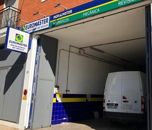 Jant ve lastikçiler Euromaster Moral Motor, Endülüs, foto