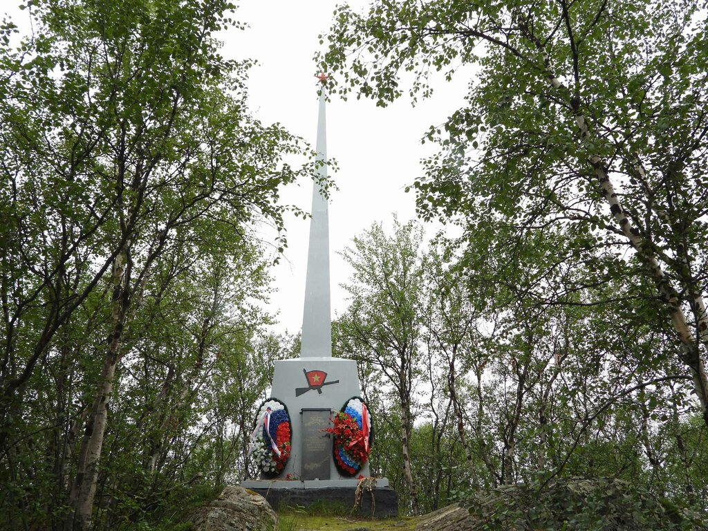 Anıt, heykel Обелиск воинам-комсомольцам 14-й армии, Murmanskaya oblastı, foto